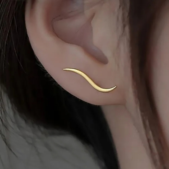 Boutique | Jewelry | New Trendy Wavy Ear Crawler Earrings 8k Gold ...